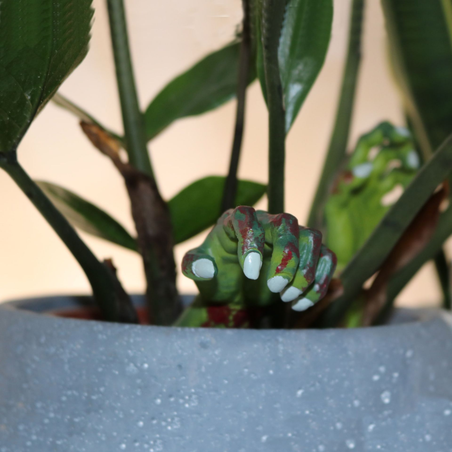 Zombie Grave Hands – Ozdobne Ręce do Kwiatów - GodsToys.pl